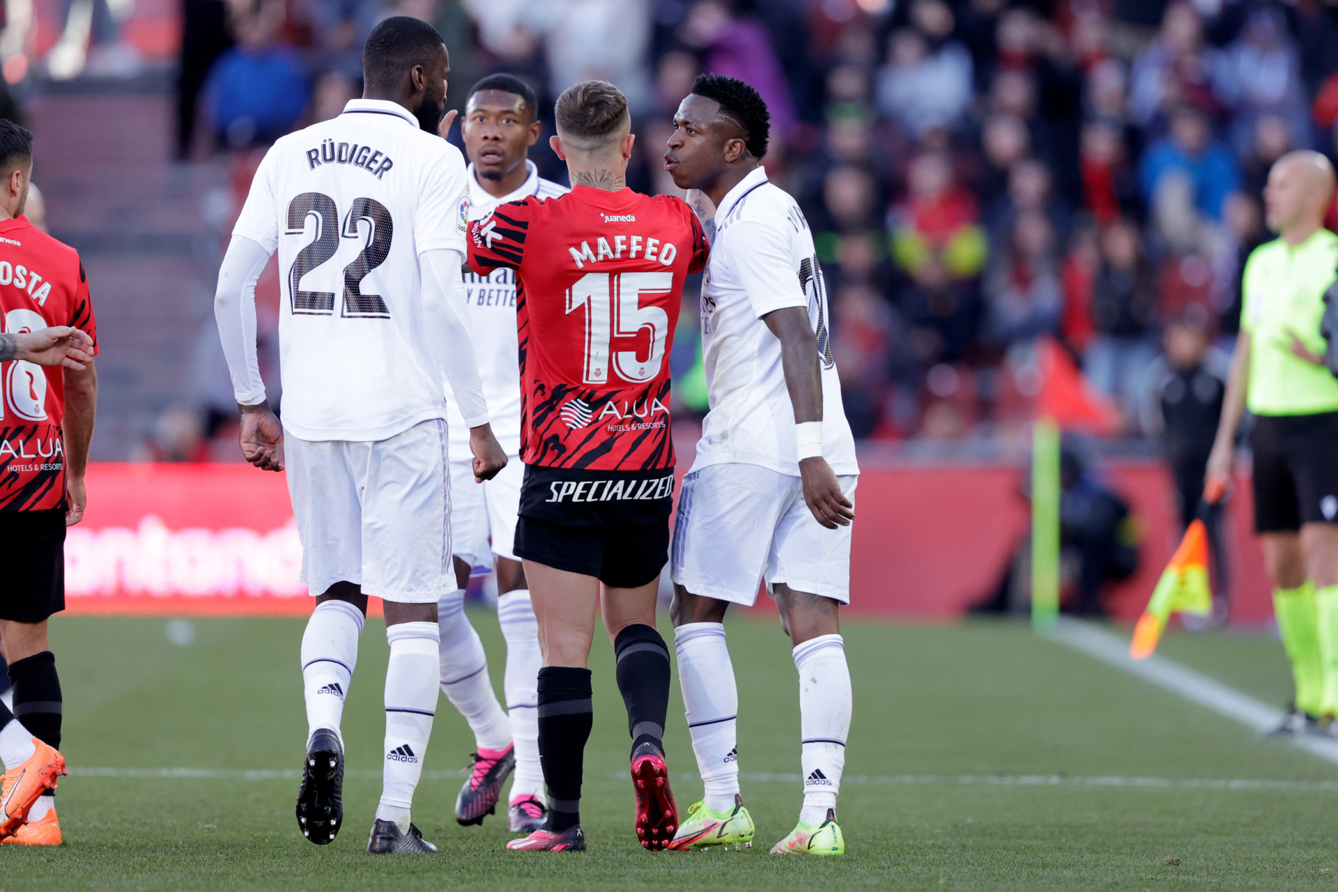 Fãs do Real Madrid retrucam provocações e lateral que zombou Vinicius ...
